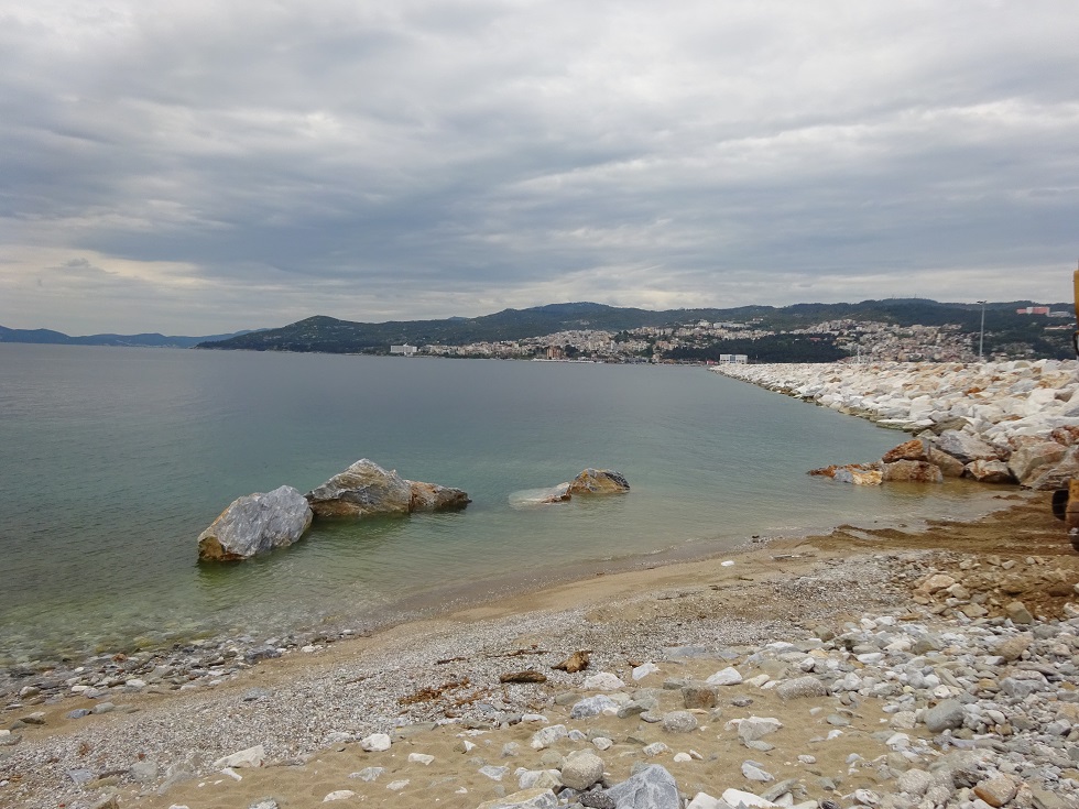Προσωρινή η εναποθέτηση ογκόλιθων στην παραλία πίσω από το Λιμάνι – Καβάλα