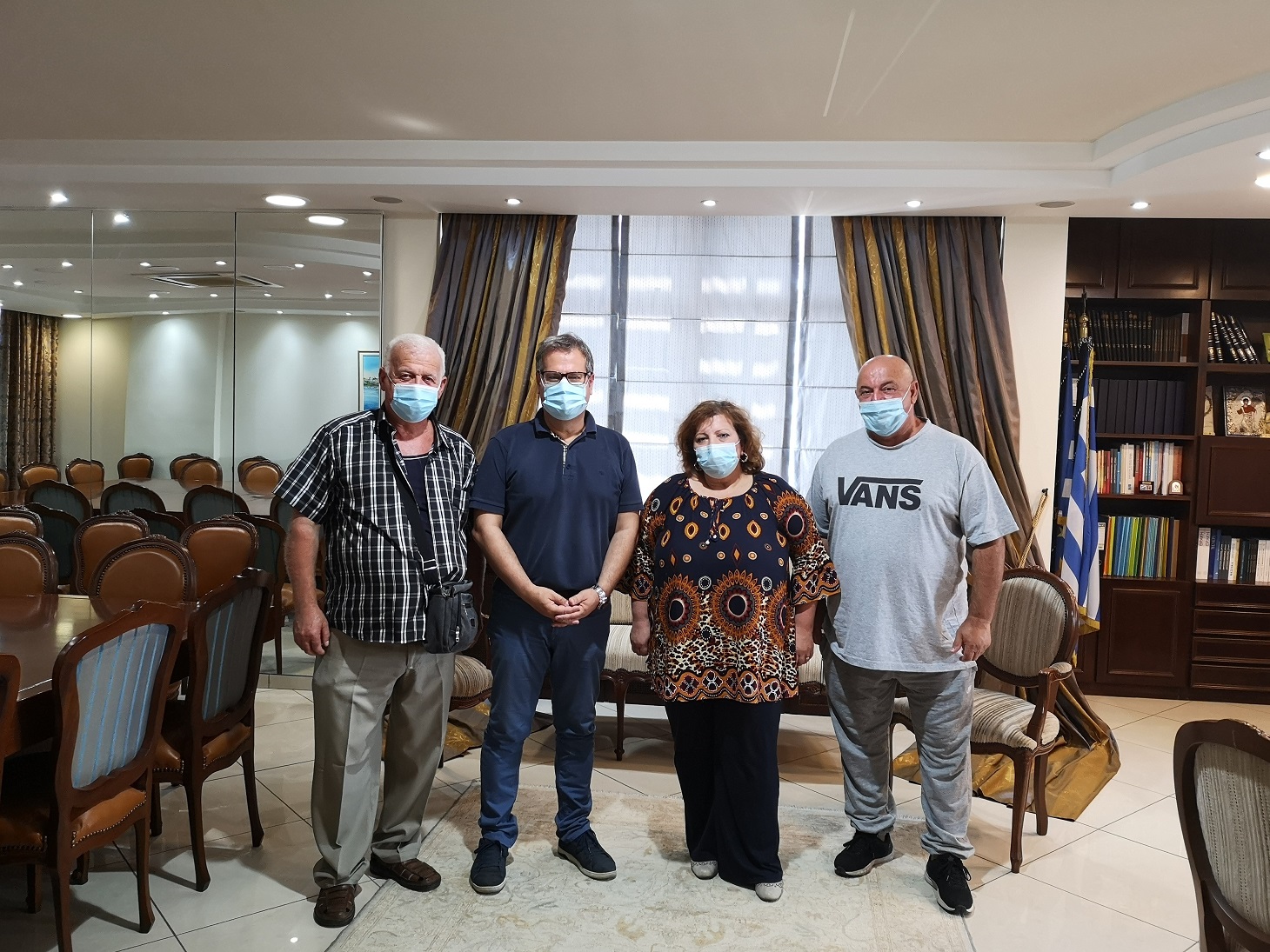 Ο αντιπεριφερειαρχης Καβάλας Κώστας Αντωνιάδης στέκεται δίπλα στους ...